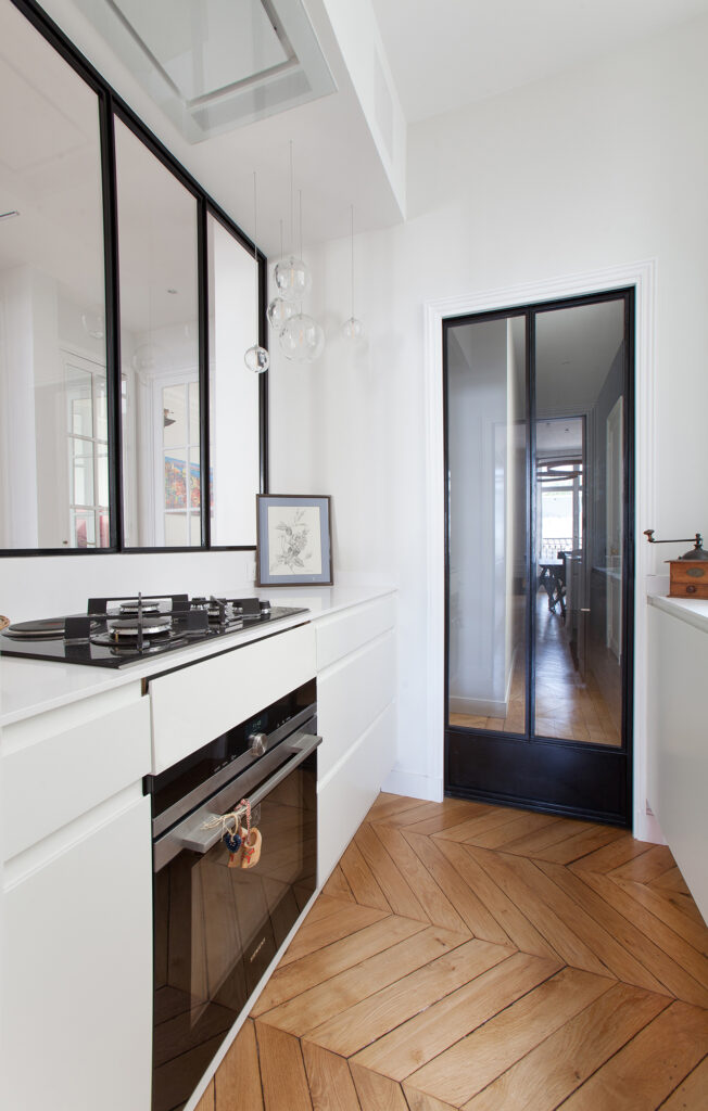 Verrière atelier en cuisine à paris 75007 : style et contraintes - jas ...